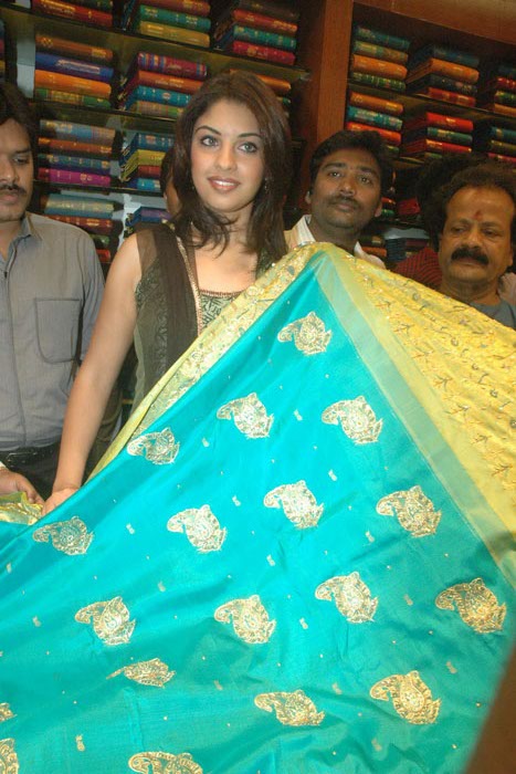 Telugu Cinema News: Richa Gangopadhyay at RKS Grand Shopping Mall Launch