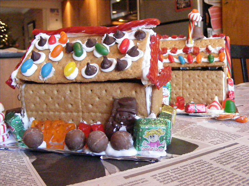 Disco Mom Takes on the World: Art Tuesday - Graham Cracker Houses