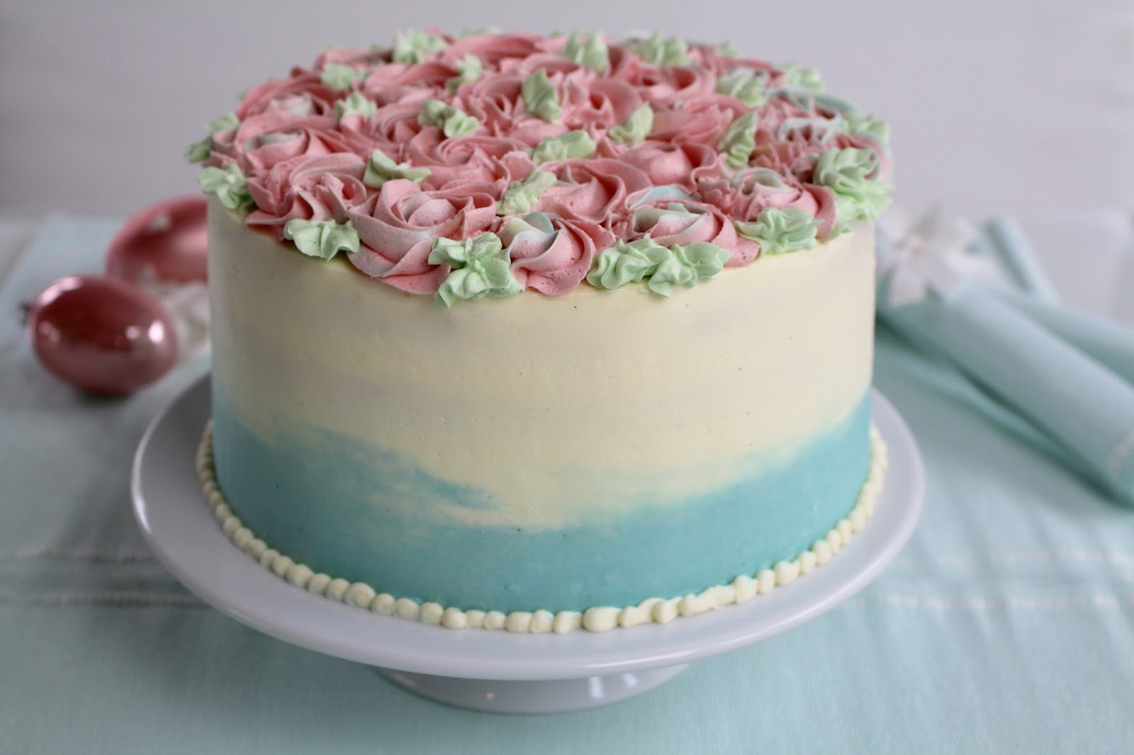 Zweifarbige Buttercremetorte mit gespritzten Rosen/ Swiss Meringue und ...