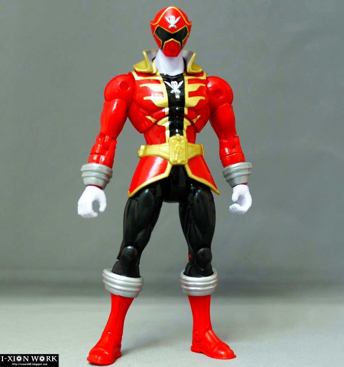 一眼看穿: Power Rangers Super Megaforce - Armored Super Mega Red