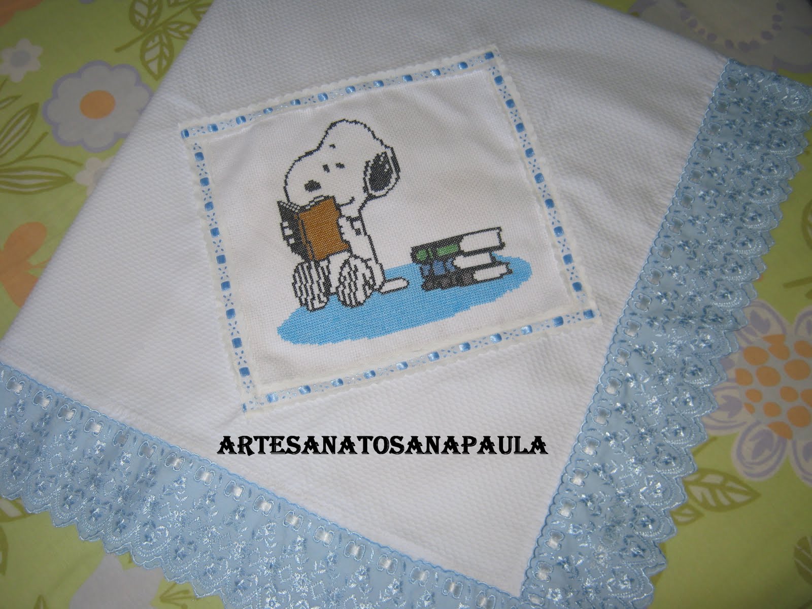 artesanatos ana paula: Manta bordada com o tema Snoopy estudioso