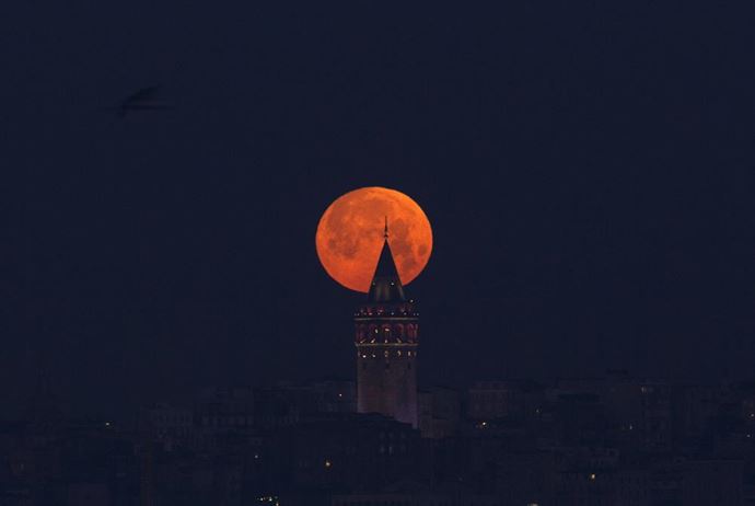 Supermoon rises over in Istanbul