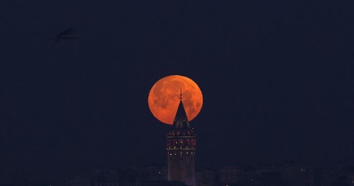 Supermoon rises over in Istanbul