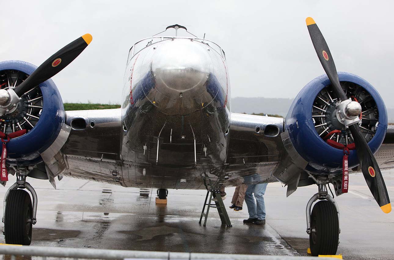 nhungdoicanh: Beechcraft 18 Twin Beech