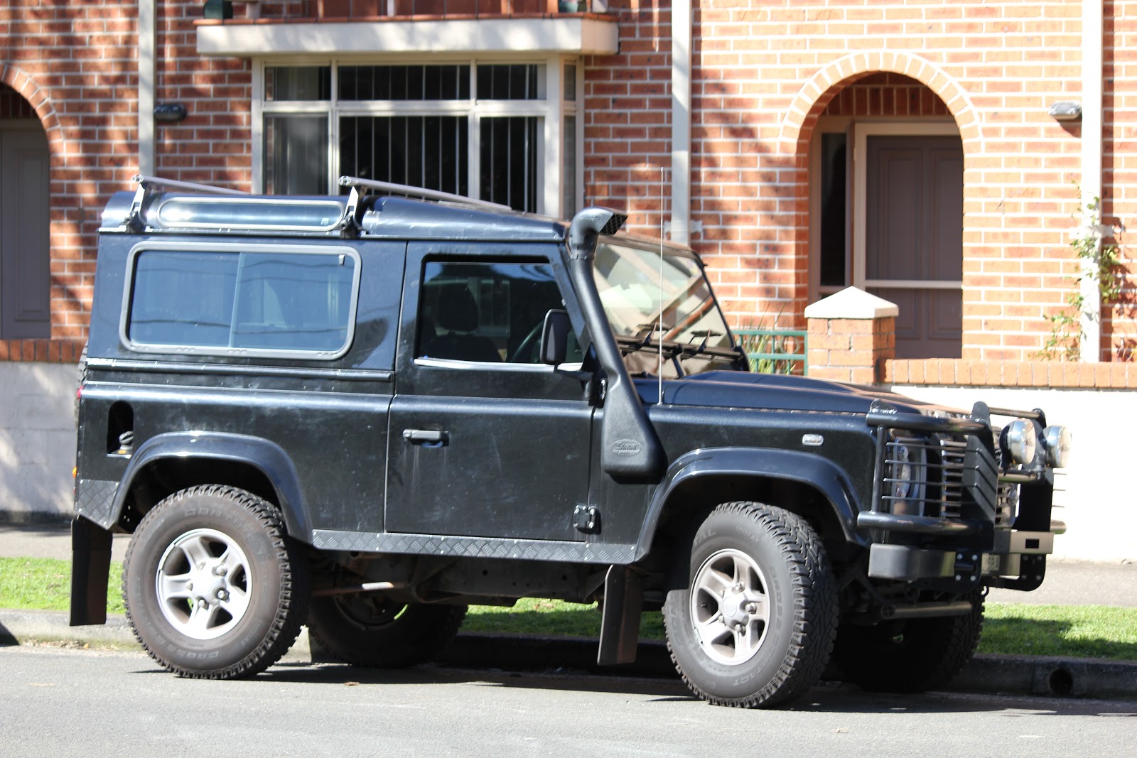 Aussie Old Parked Cars: 2011 Land Rover Defender SWB
