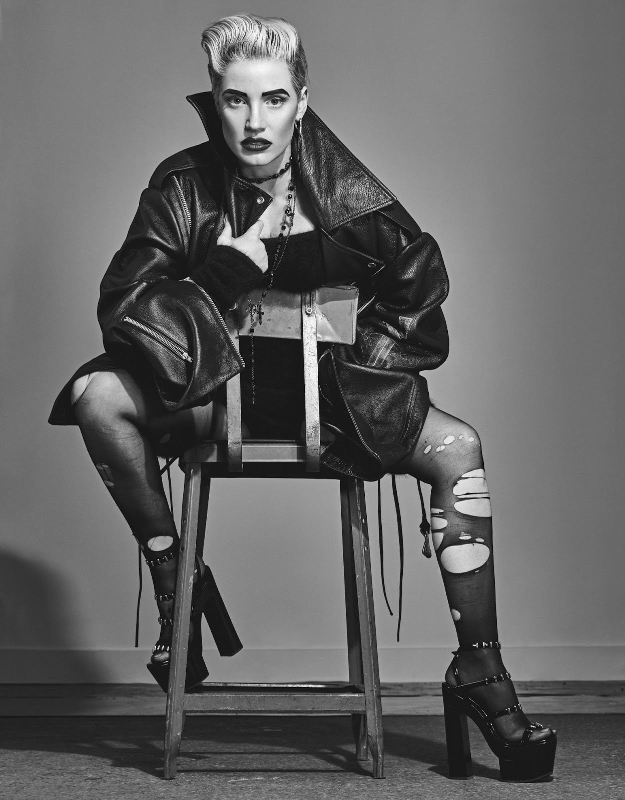 SNEAK PEEK : Jessica Chastain Covers "W"