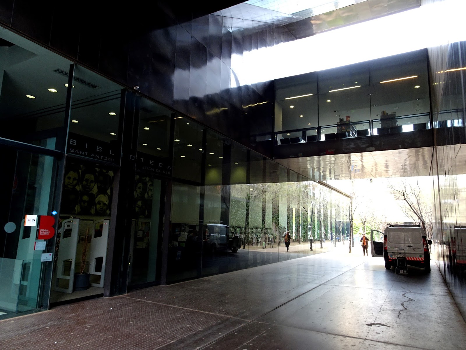 Redescubriendo Barcelona y más allá: 08/03/2017 Biblioteca Sant Antoni ...