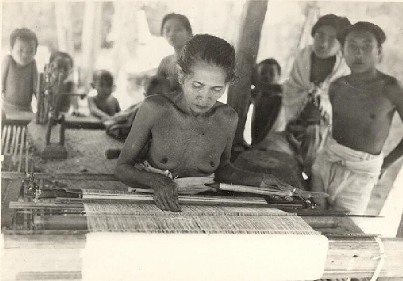 Indonesia Zaman Doeloe: Wanita Bali menenun (2)