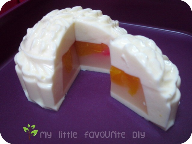 Crystal Mooncake ~ this is a Cream Cheese flavour (水晶月饼~芝士口味的噢...^^)