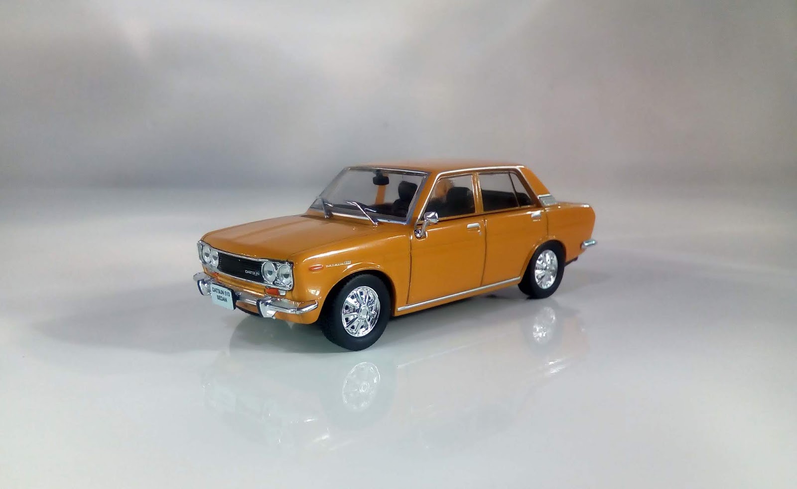 Auto GALERIA 1:18 Eddie: Datsun 510 Sedan (1971) --> 1/43