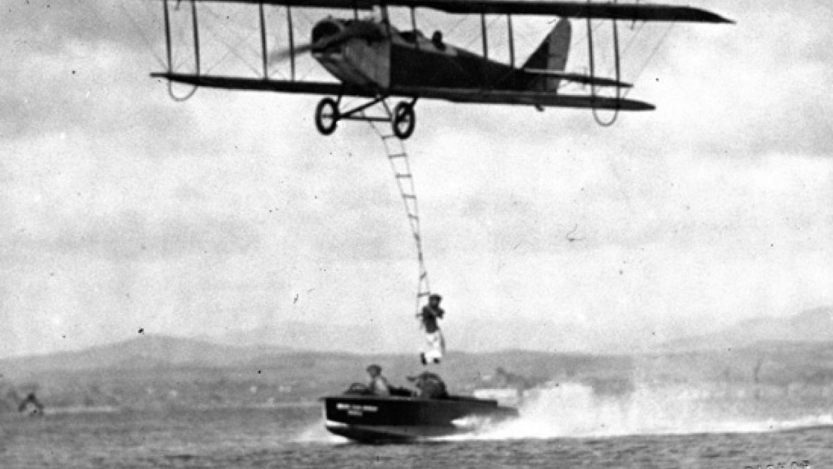 22 Vintage Wing Walking Photos That Prove Our Grandparents Were Out of ...