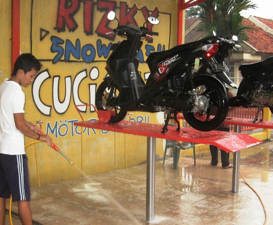 Bisnis Sampingan Cuci Motor