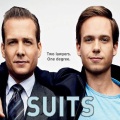SUITS (TRAJES) : EPISODIO PILOTO Y EPISODIO 2. LA CRÍTICA