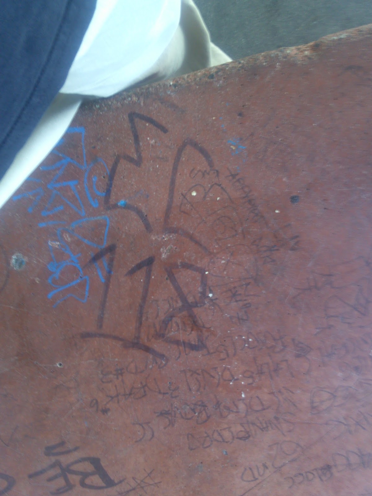 crip gangs graffiti: East coast crip ( 118 block )