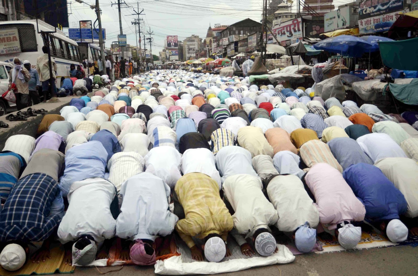 View Patna: Thousands offer Namaz on first Juma of Ramazan in Patna