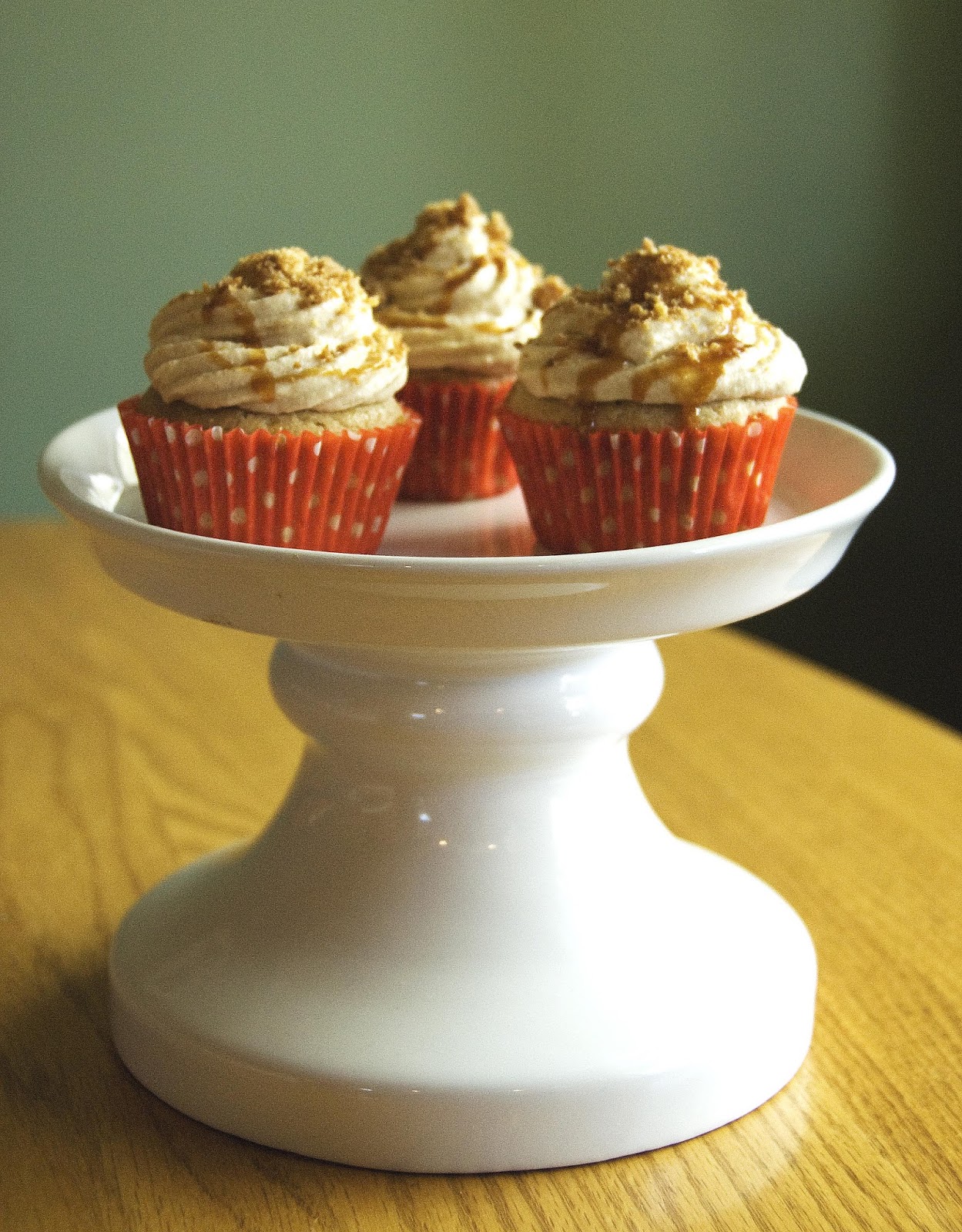 Dictionary's Creative Space: Peach Cobbler Cupcake