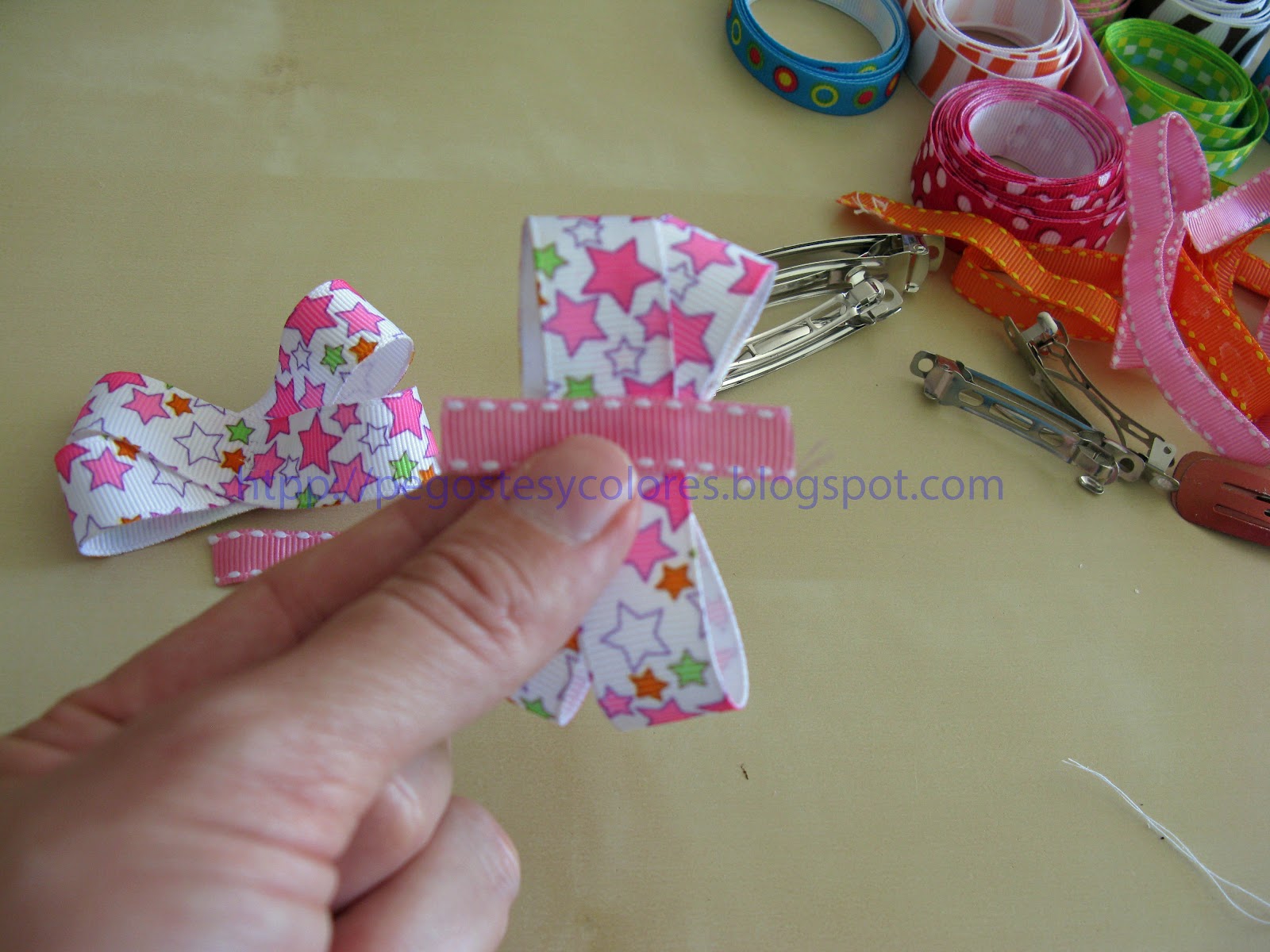 Pegostes y Colores: Broches para el Cabello con Moños