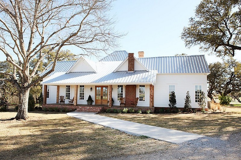Little Farmstead: The Charm of a Farmhouse Roof...