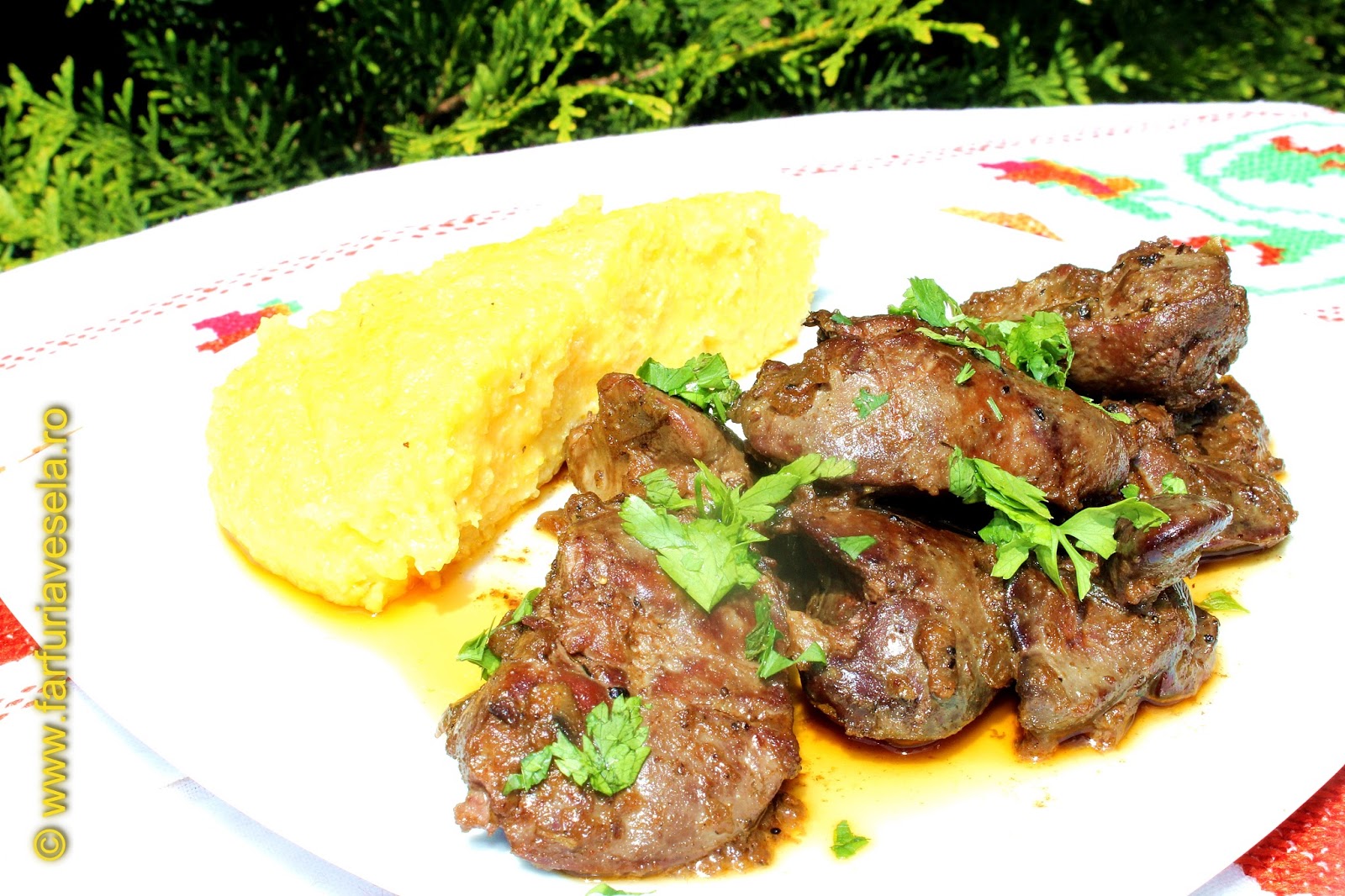 Farfuria vesela: Ficatei trasi la tigaie cu ceapa si usturoi