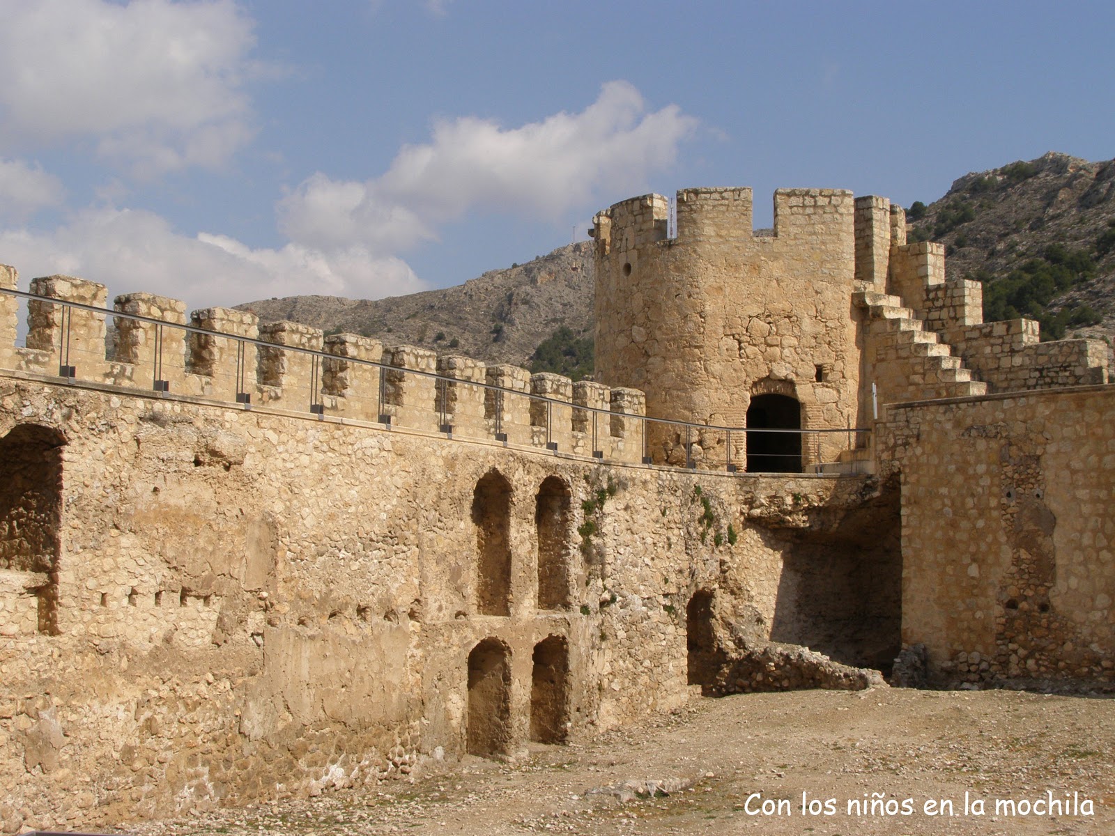 El Castillo de la Atalaya de Villena - Con los niños en la mochila