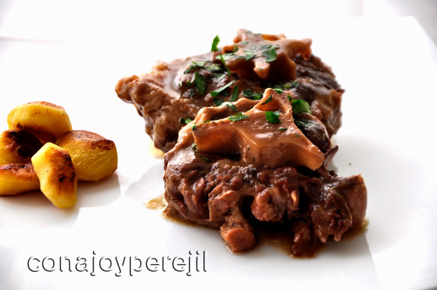 Rabo de toro guisado ~ Con ajo y perejil