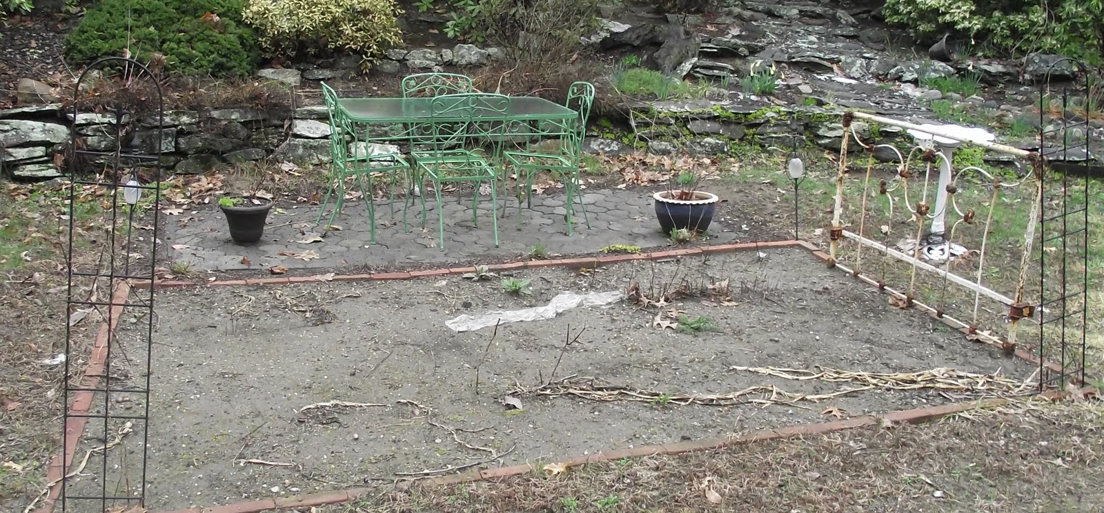 Serendipity Chic Design: My MESSY yard~perennial gardens