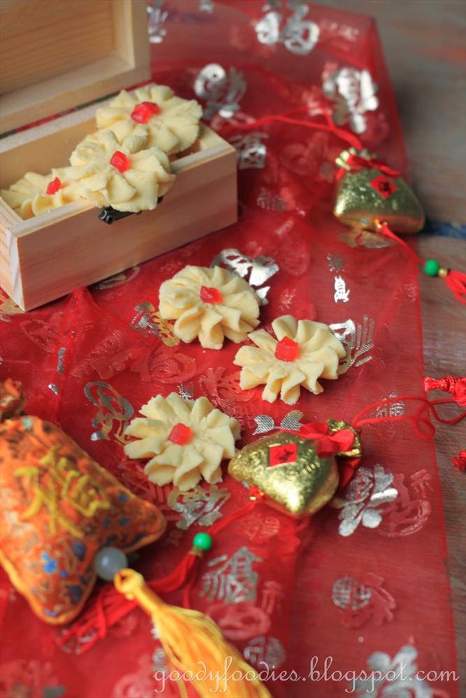 GoodyFoodies: Recipe: Dahlia butter cookies (Kuih Semperit) (CNY)