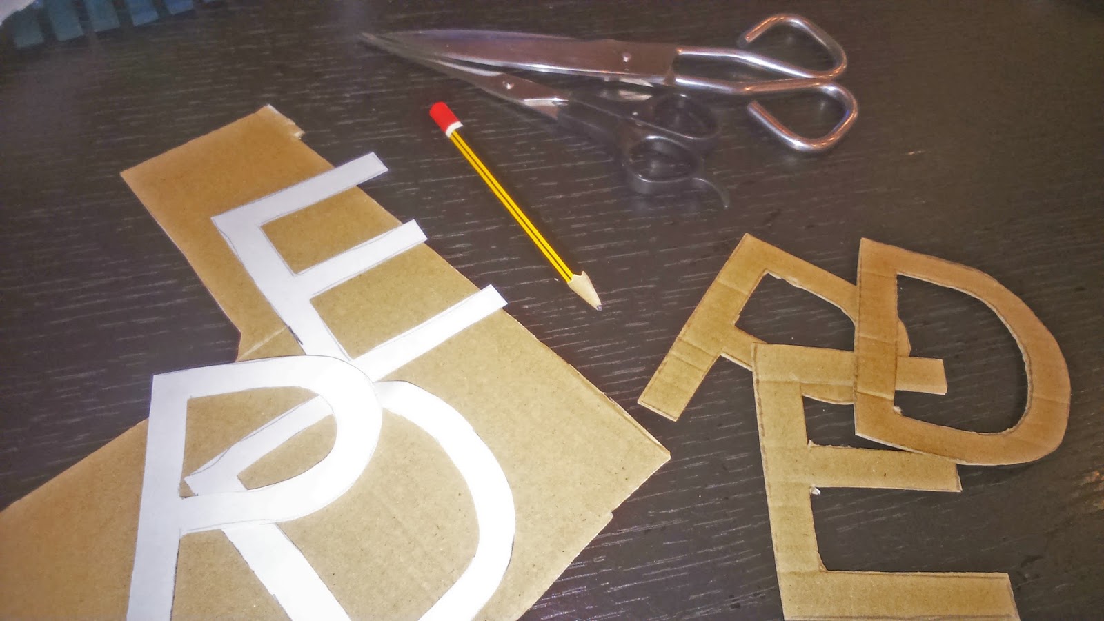 DIY, construye una lápida para halloween - Blanco y de madera