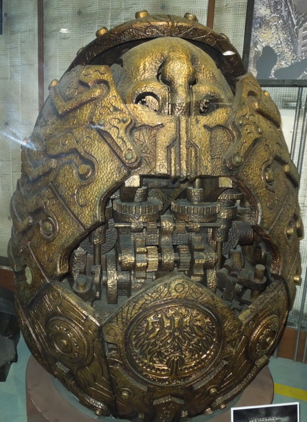Hollywood Movie Costumes and Props: Hellboy II: The Golden Army egg ...