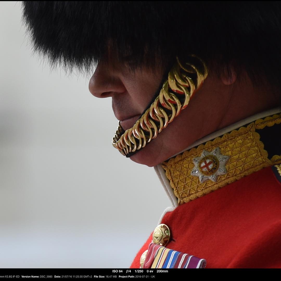 BEARSKIN CAP : Topi Berbulu tentara Inggris yang Unik