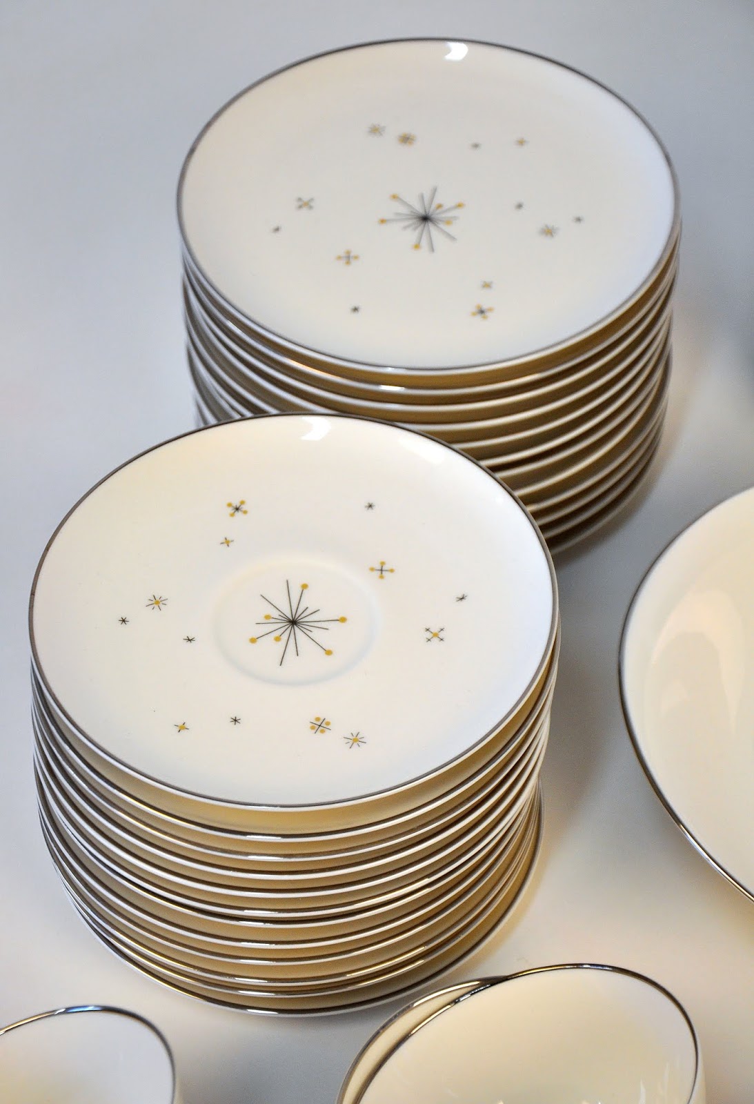 SELECT MODERN: Syracuse China Evening Star Dinner Service for 12