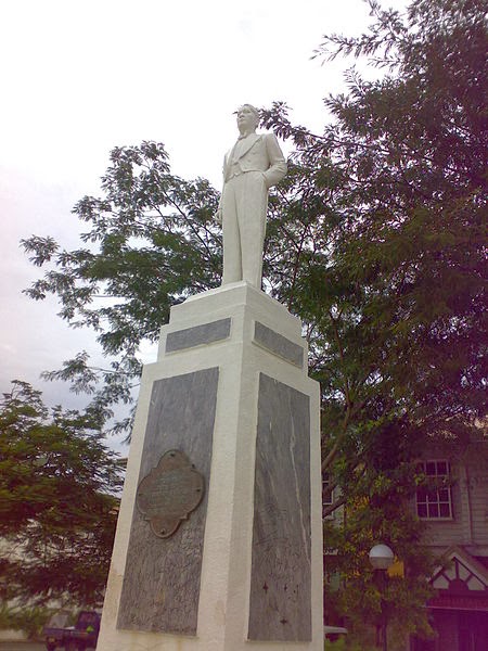 The Municipality of Roxas City Capiz: Statue of Manuel Roxas in Roxas City