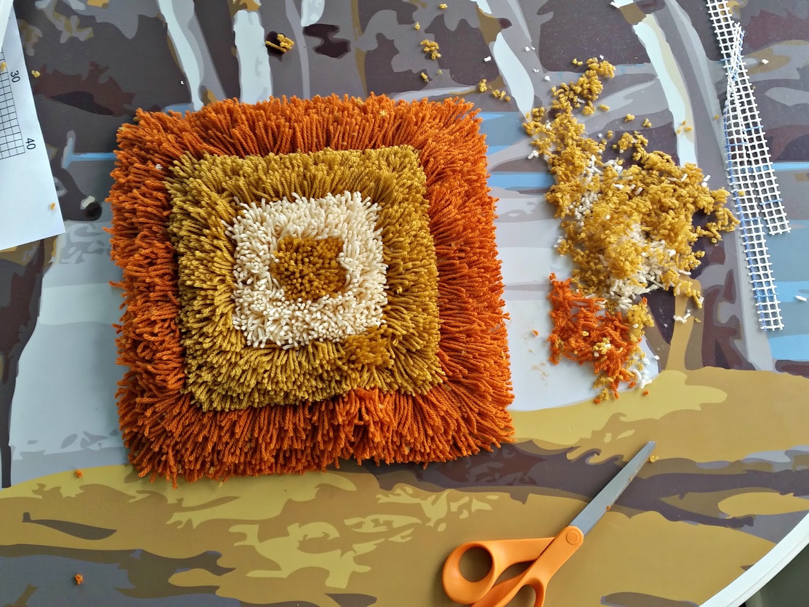 cupcake cutie: DIY latch hook wall hanging