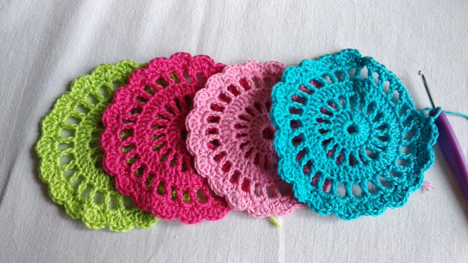 13 návodů na háčkované podtácky, prostírky, podšálky pod hrneček nebo ...