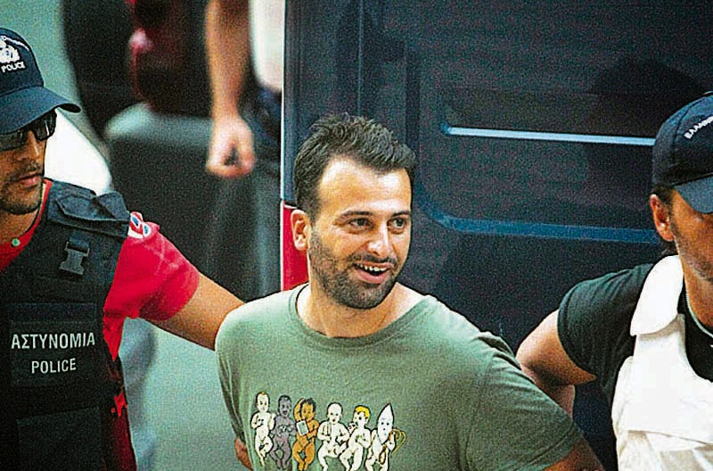 ΠΡΙΝ ΛΙΓΟ ΣΥΝΕΛΗΦΘΗ ΕΝΩ ΠΡΟΣΠΑΘΟΥΣΕ ΝΑ ΤΑΞΙΔΕΨΕΙ ΣΤΟ ΕΞΩΤΕΡΙΚΟ Ο ...
