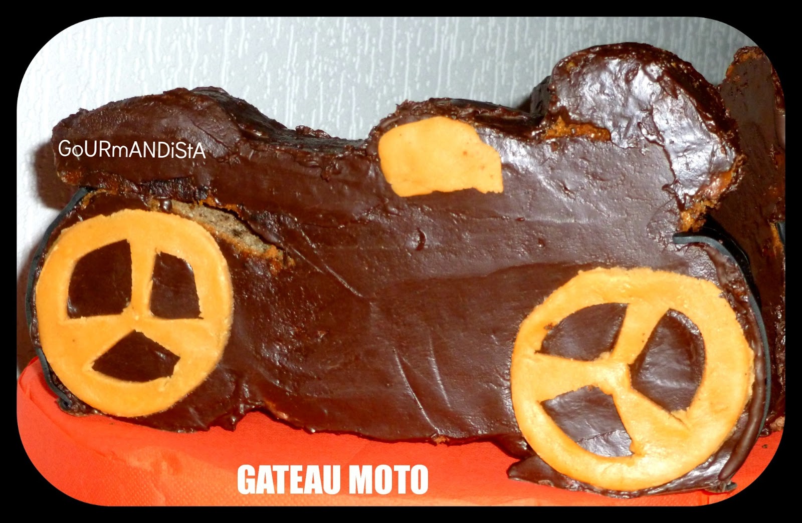 Buffet des desserts pour un anniversaire "moto"