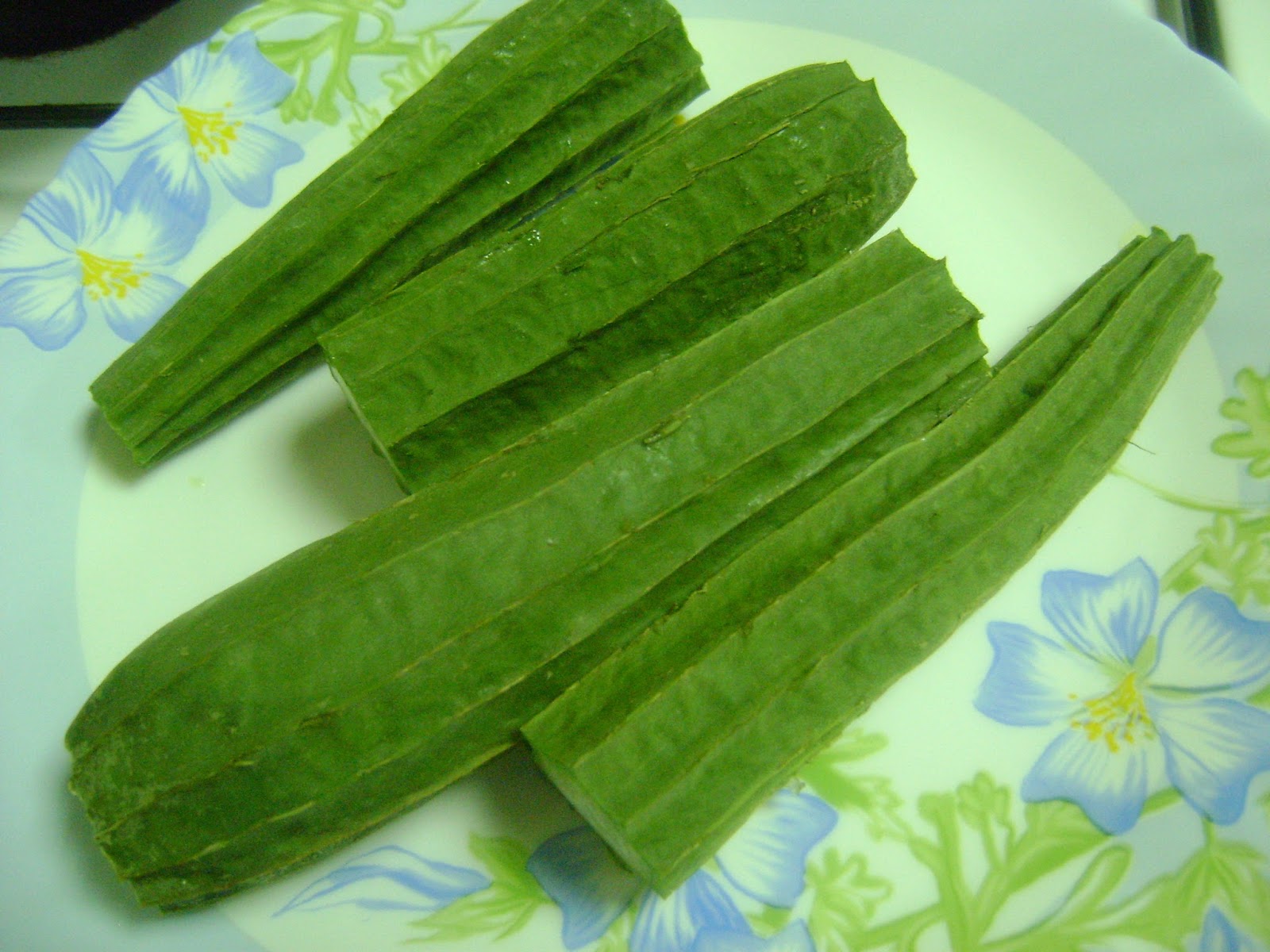 Bethica's Kitchen Flavours: Turai Chicken (Chicken - Ridge Gourd Curry)