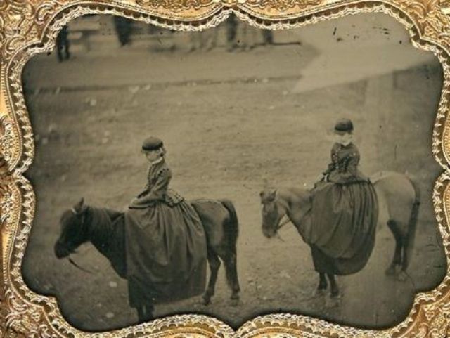 22 Amazing Vintage Photographs of Women Riding Side-Saddle From the ...