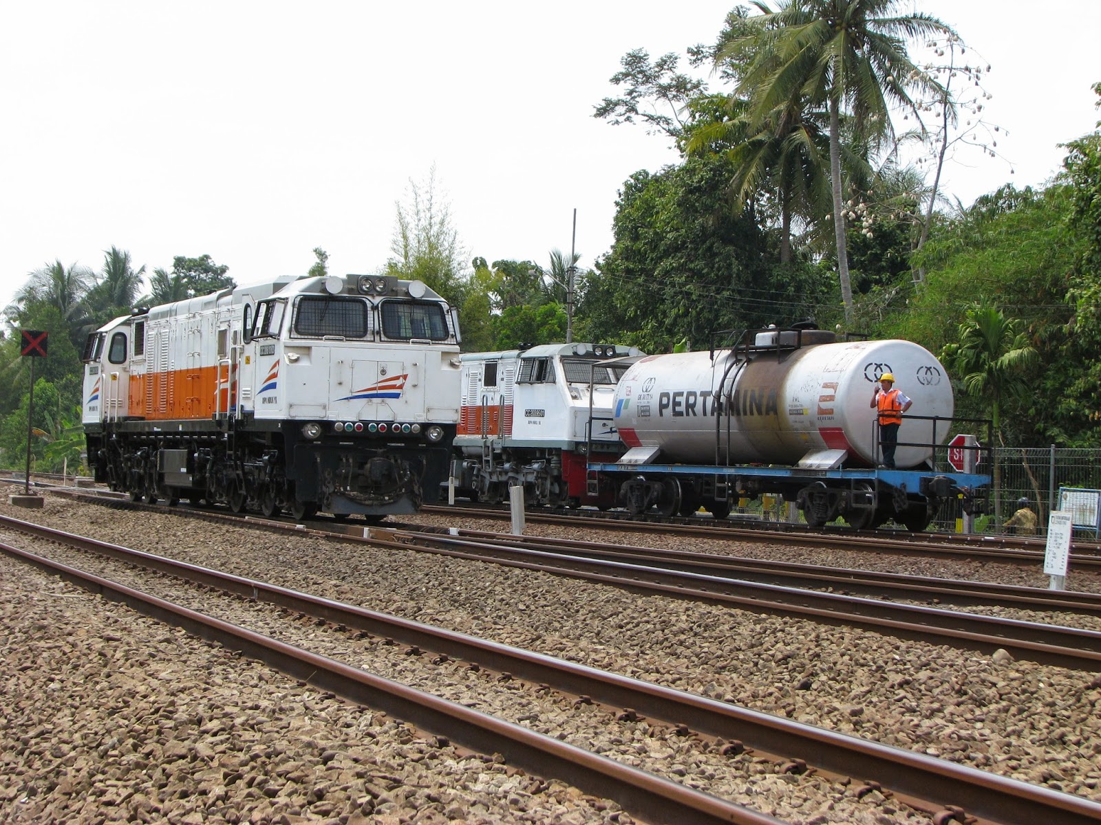 Kereta Api Indonesia: Dinasan Lokomotif CC206 Menarik Rangkaian Ketel ...