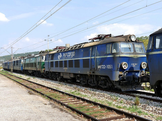 ET22-600 + ET22-1212 + ET22-1051 + ET22-909 na stacji Sitkówka Nowiny ...