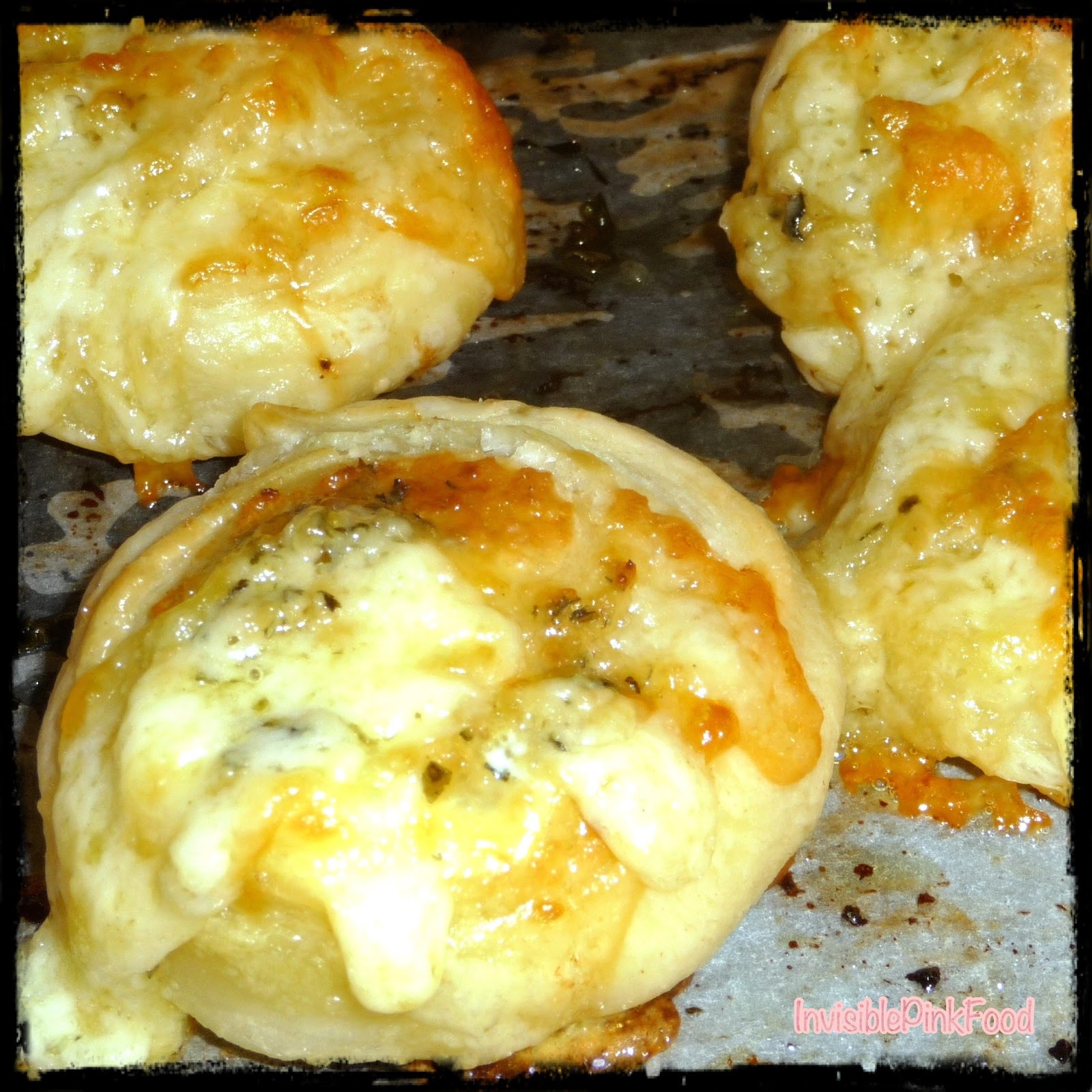 InvisiblePinkFood: Friday quickie - cheese and puff pastry wheels