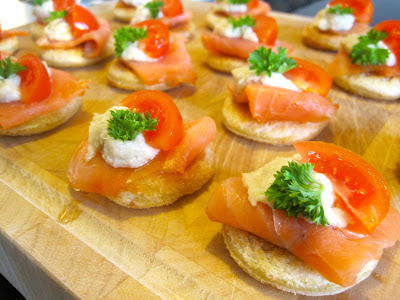 TYK MEN GLAD: Kanapeer med laks og artiskokcreme