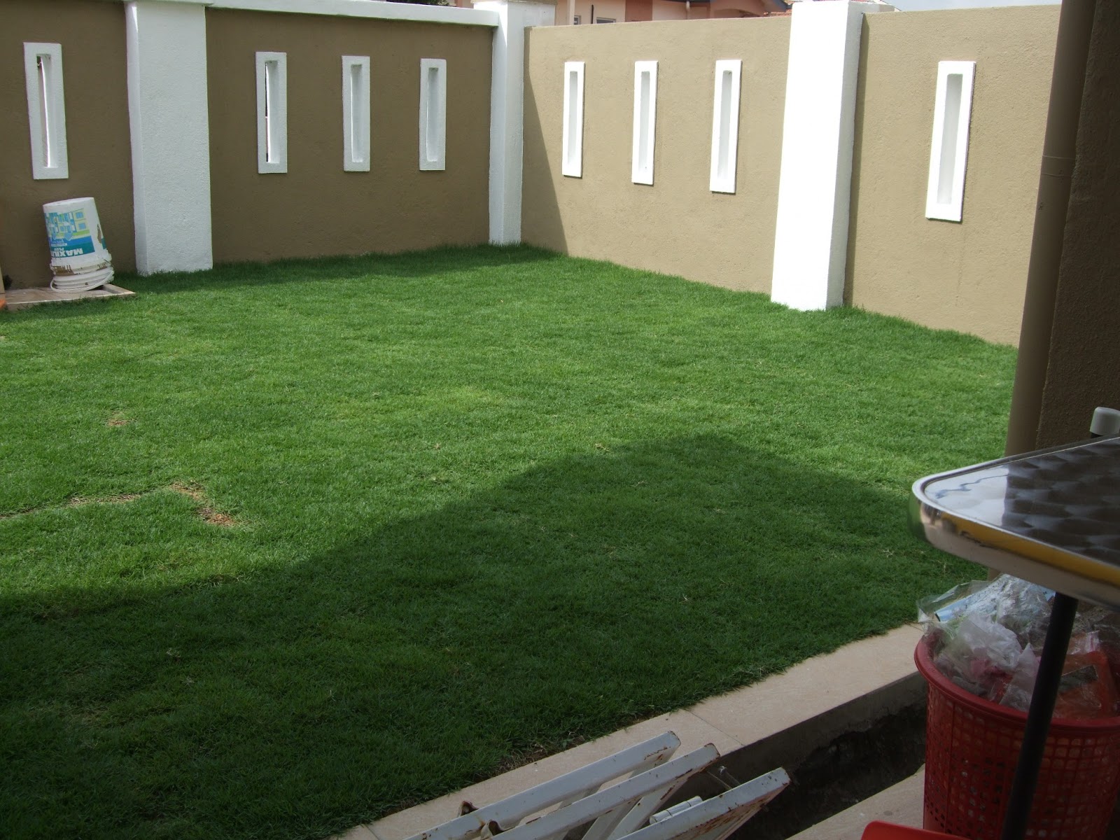 RRenovation : Kerja-kerja membina pagar konkrit serta menanam rumput