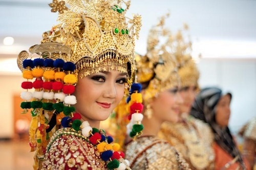 Love All Races: Malay ethnics headpiece crown headdress