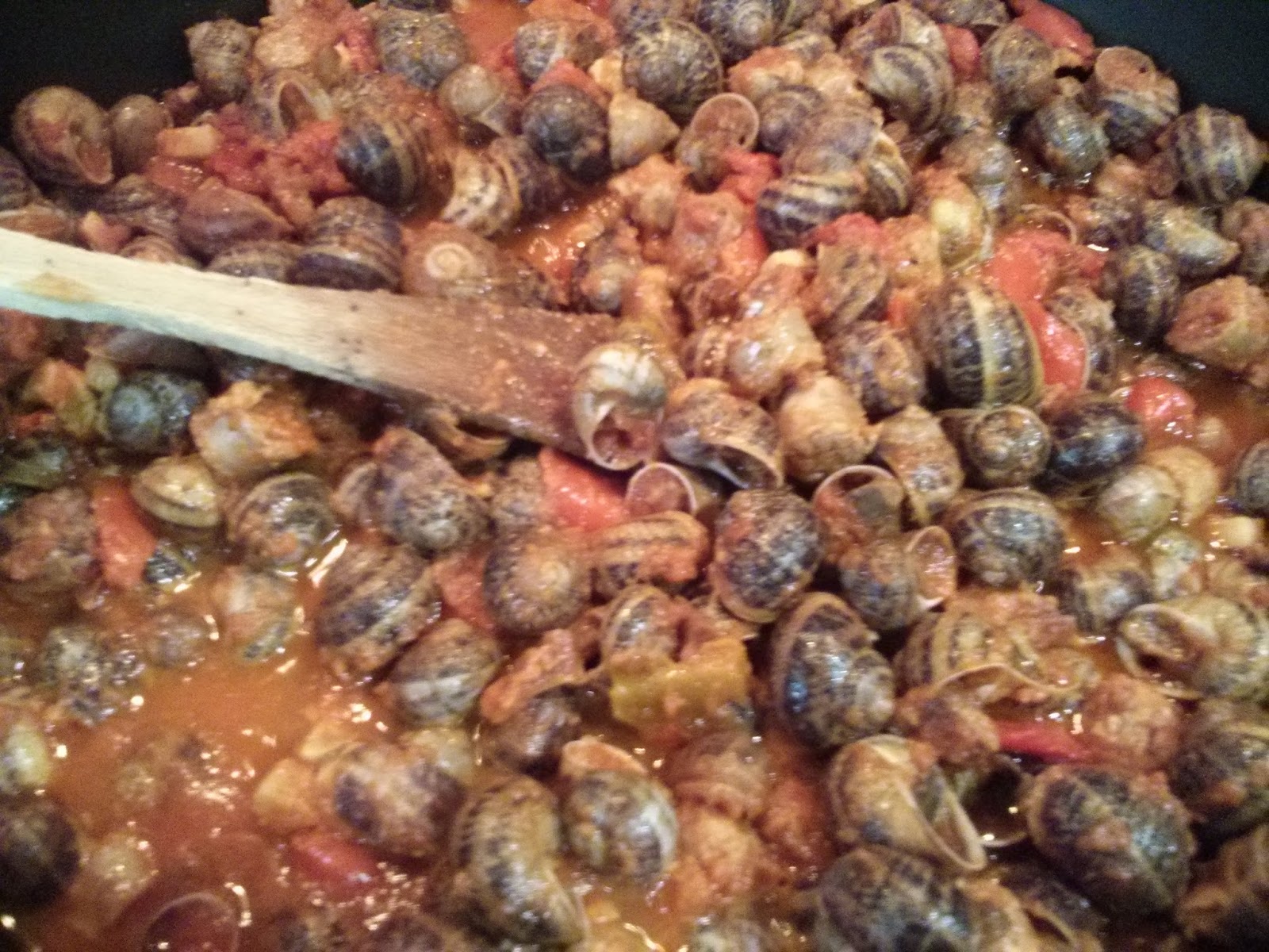 Va de teca: Cargols amb salsitxes i pebrot i tomàquet