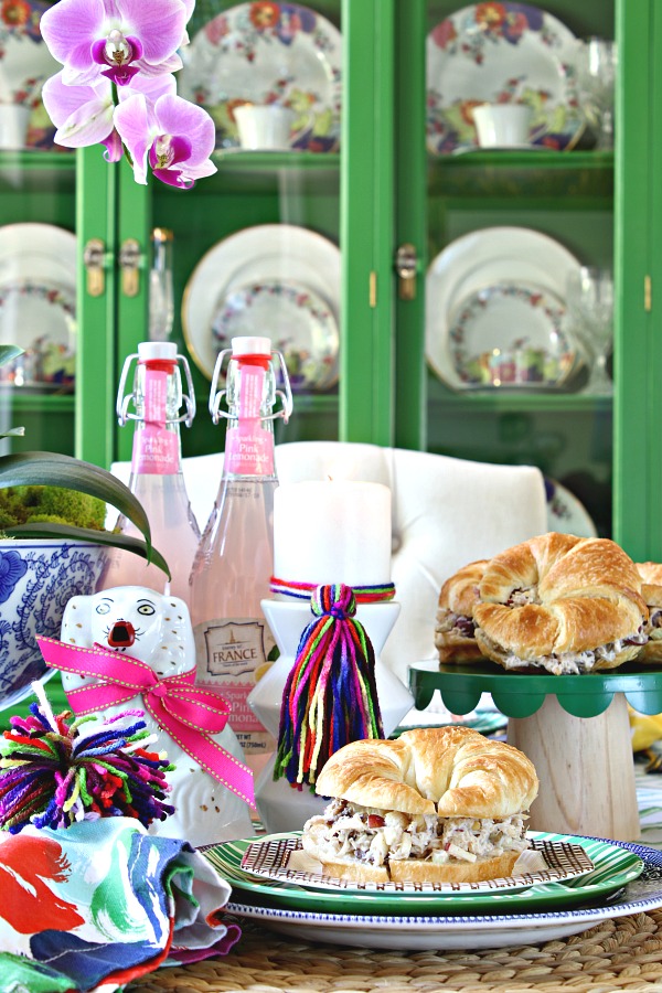 SUMMER PROGRESSIVE DINNER PARTY TABLESCAPE WITH CHICKEN SALAD ...