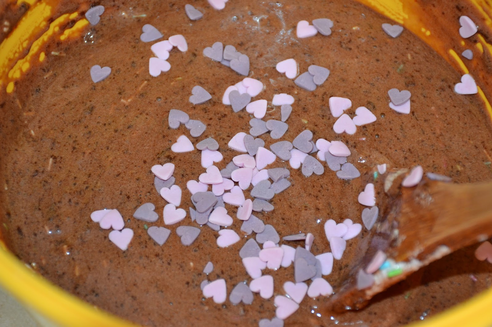 Savoare in bucate: Briose cu bombonele colorate si ciocolata