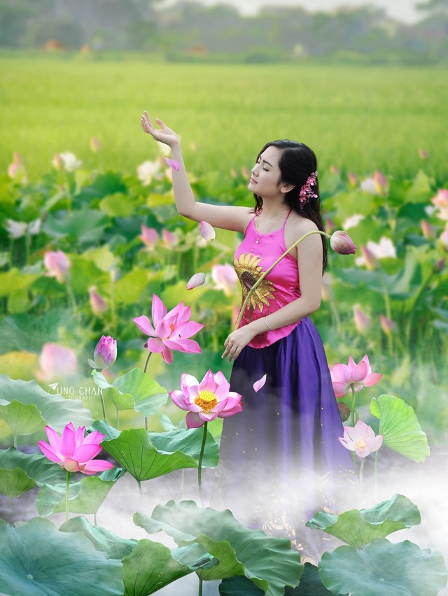 Vietnamese Beautiful Girls with Ao Yem and Lotus