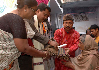 View Patna: BJP MLA Nitin Navin distributes blankets among poor