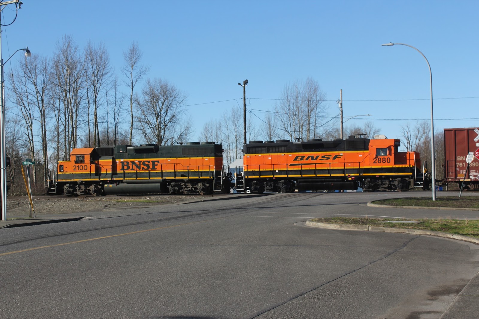 Railfan in Sumas, WA: sunny, BNSF switchers 2100/GP38-2 and 2880/GP39M ...